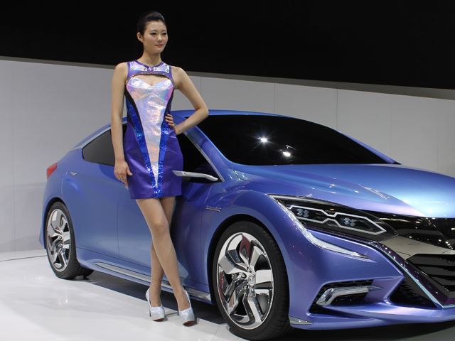 girls-of-shanghai-auto-show-chinese-sirens